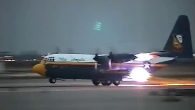 Aereo decolla usando i razzi