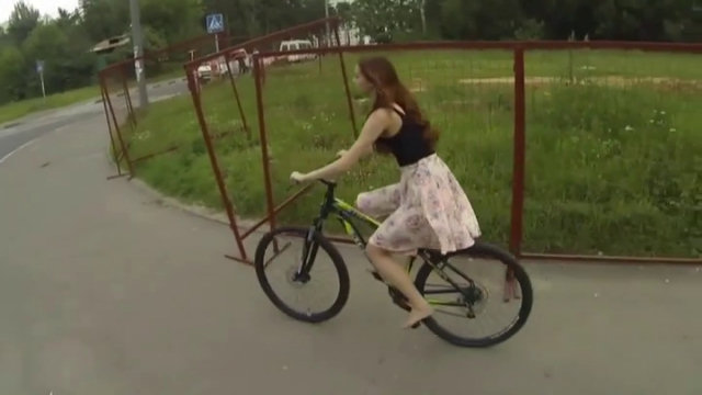 Durante Una Passeggiata In Bicicletta Una Ragazza Perde La Gonna