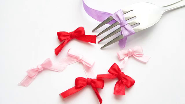 Ecco come realizzare dei bei fiocchetti con una forchetta